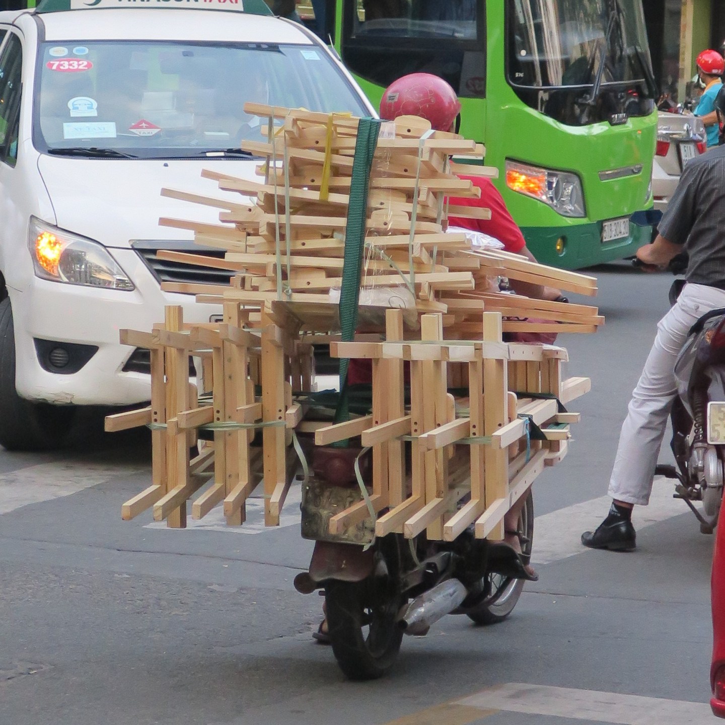 VIETNAM – Was man so alles am Moped transportieren kann… | Die große ...